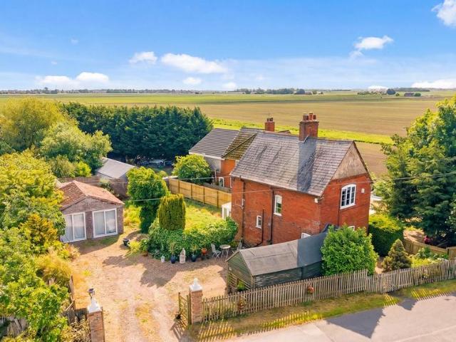 2 bedroom detached house for sale