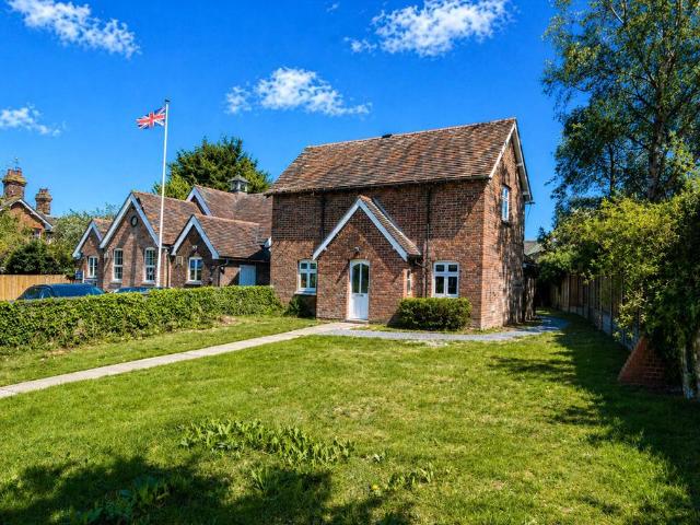 2 bedroom detached house for sale
