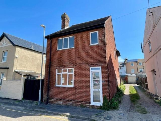 2 bedroom detached house for sale