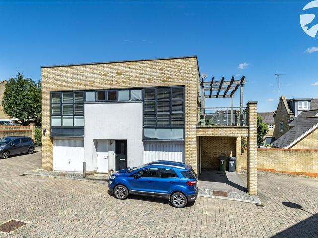 2 bedroom detached house for sale