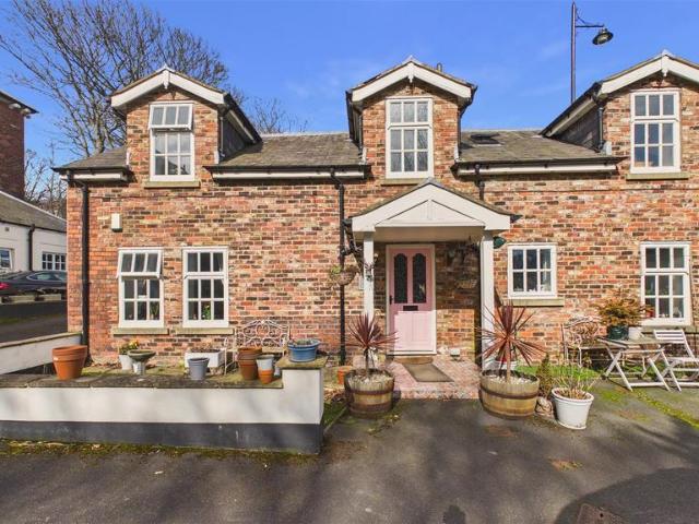 2 bedroom detached house for sale