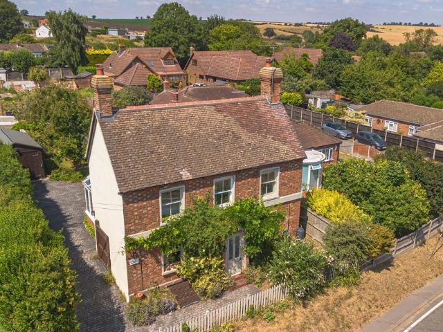 2 bedroom detached house for sale