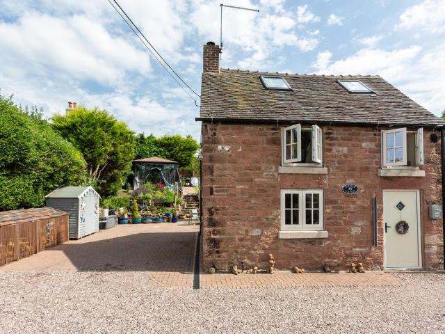 2 bedroom detached house for sale