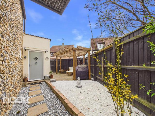 2 bedroom detached house for sale