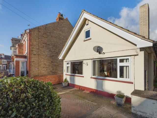2 bedroom detached house for sale