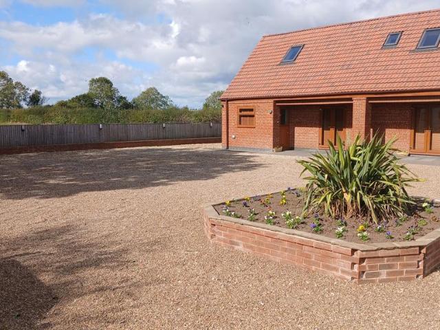2 bedroom detached house for sale