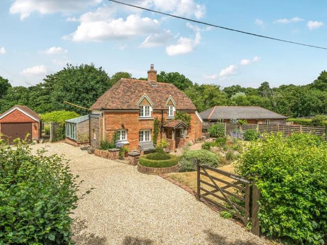 2 bedroom detached house for sale
