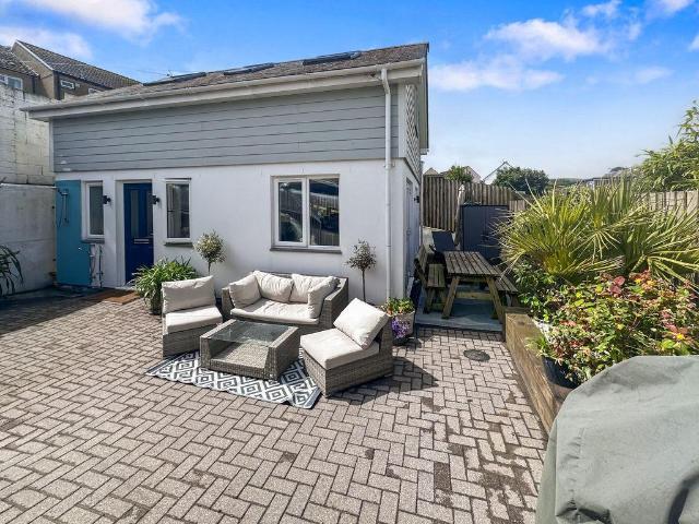 2 bedroom detached house for sale