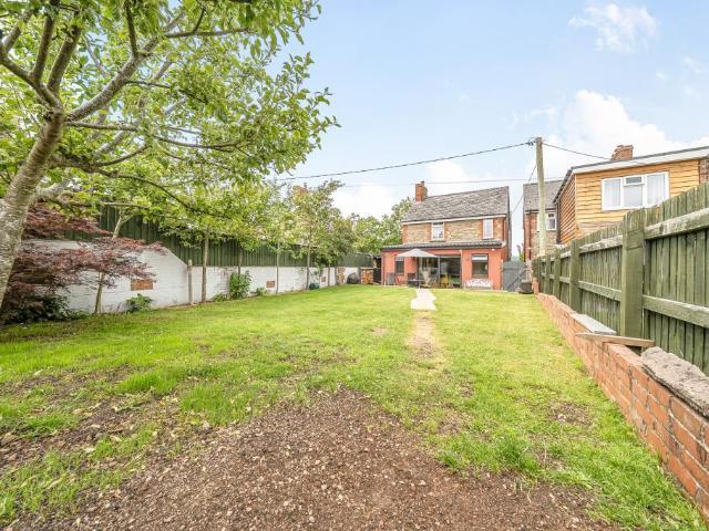 2 bedroom detached house for sale