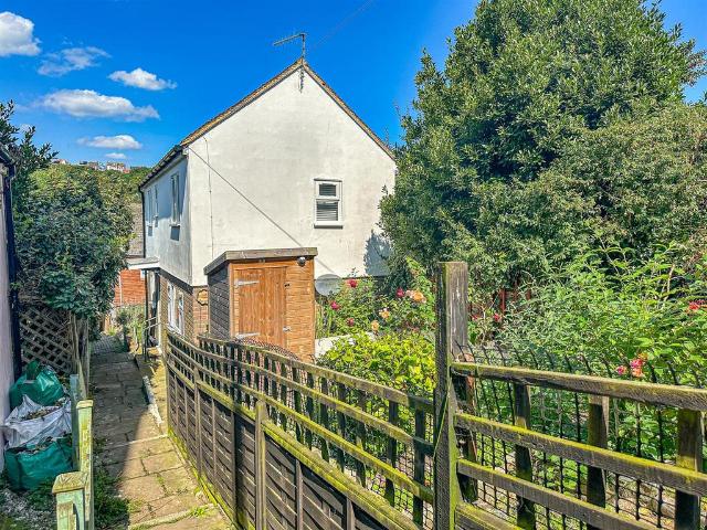 2 bedroom detached house for sale