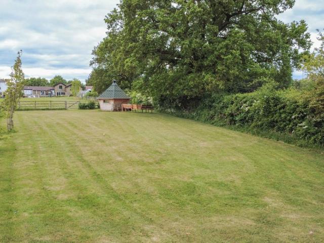 2 bedroom detached house for sale