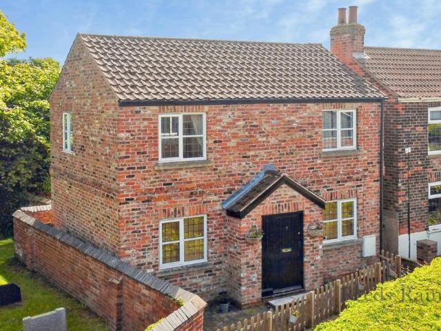 2 bedroom detached house for sale