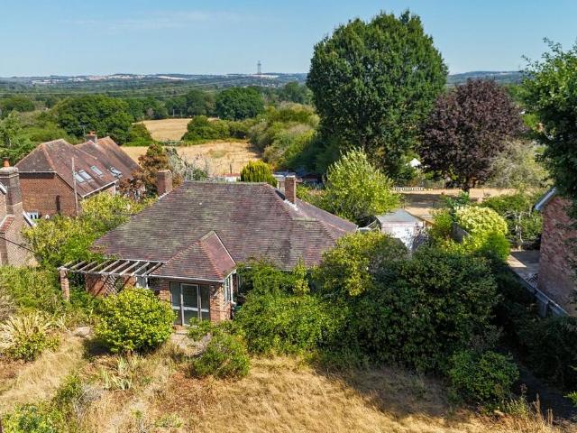 2 bedroom detached house for sale