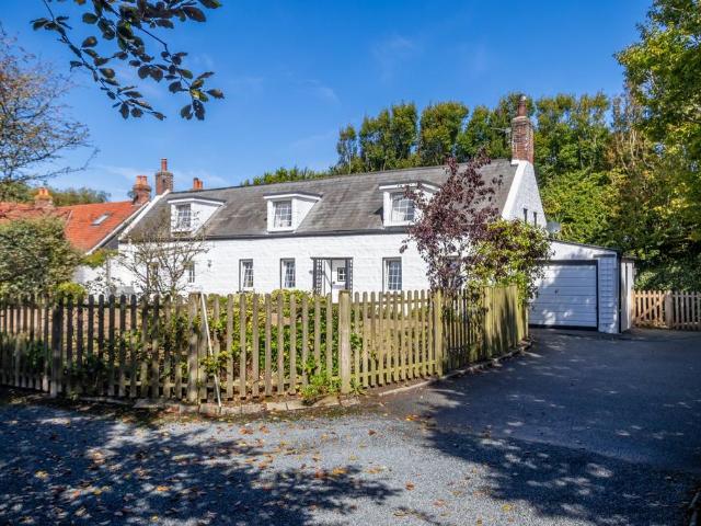 2 bedroom detached house for sale