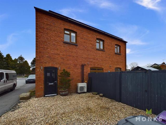 2 bedroom detached house for sale