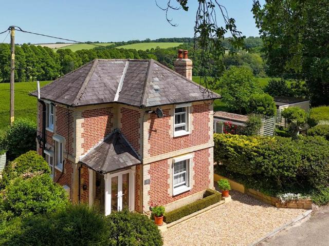 2 bedroom detached house for sale