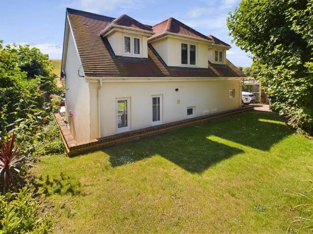 2 bedroom detached house for sale