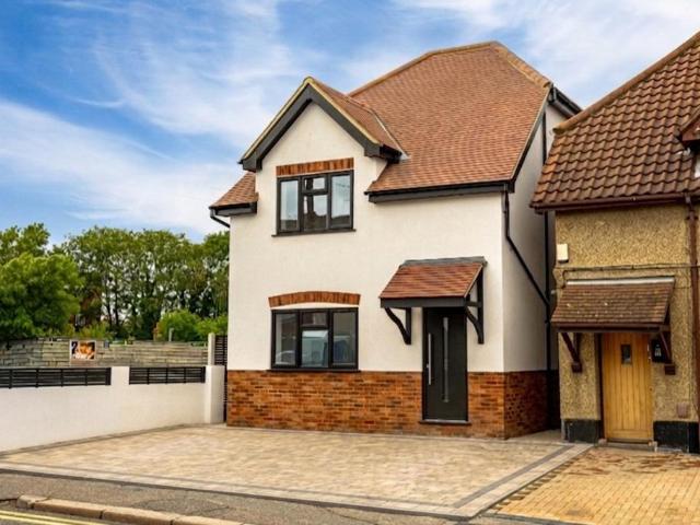 2 bedroom detached house for sale