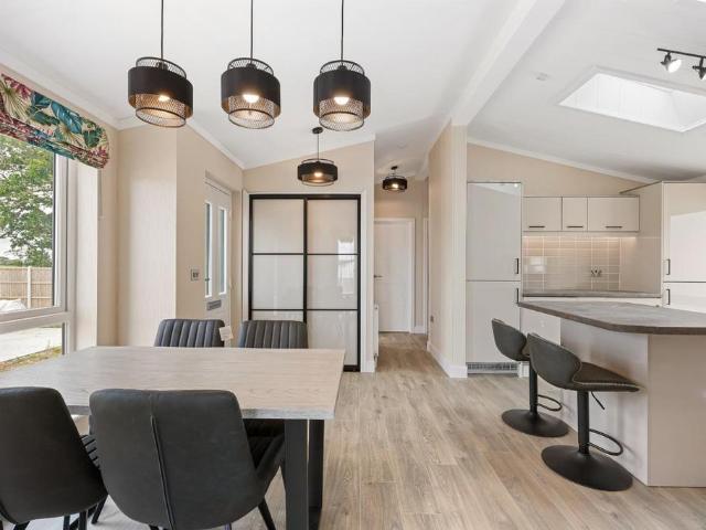 2 bedroom detached house for sale