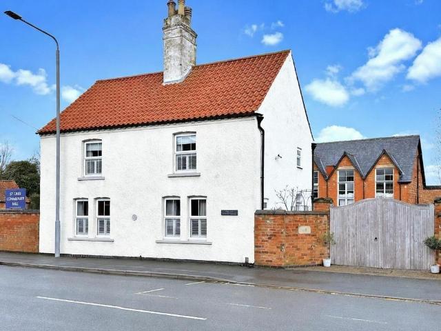 2 bedroom detached house for sale