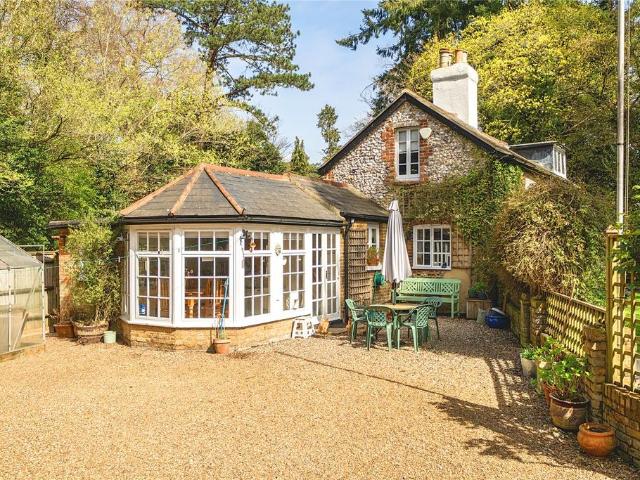 2 bedroom detached house for sale