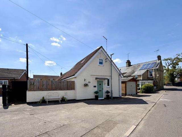 2 bedroom detached house for sale
