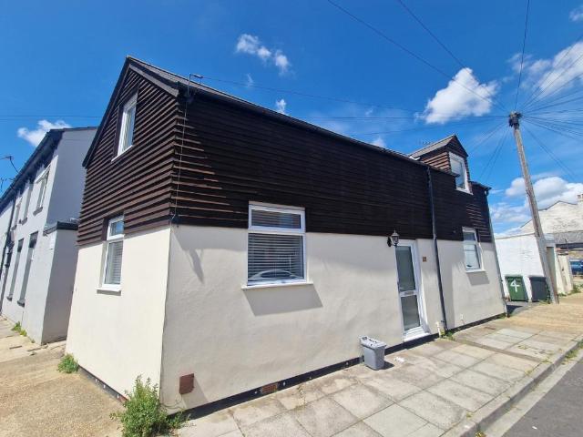 2 bedroom detached house for sale