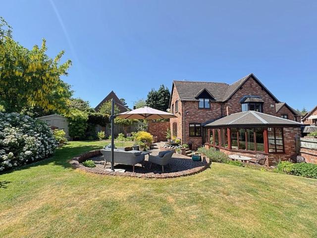 2 bedroom detached house for sale