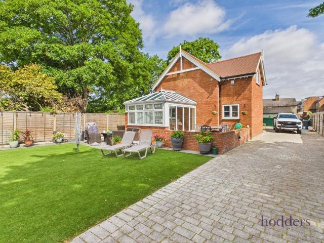 2 bedroom detached house for sale