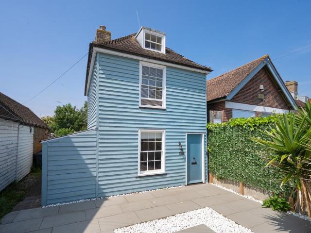 2 bedroom detached house for sale
