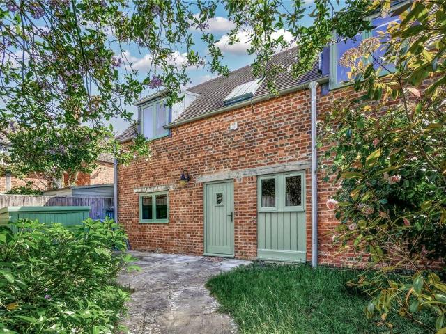 2 bedroom detached house for sale