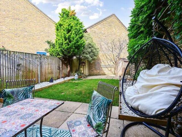 2 bedroom detached house for sale in Crofton Square, Sherfield Park, RG27