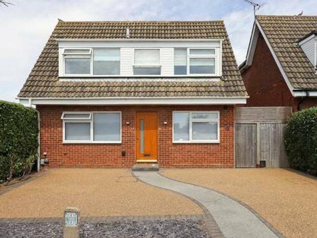 2 bedroom detached house for sale in Downsway Chelmsford CM1