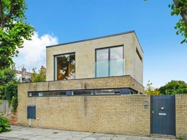 2 Bedroom Detached House For Sale In London