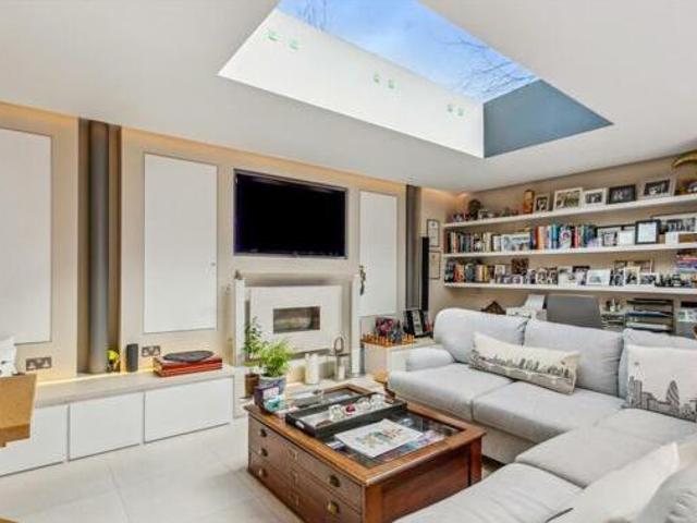 2 Bedroom Detached House For Sale In London