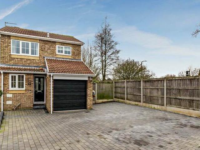 2 bedroom detached house for sale in Meadow Croft Edenthorpe DN3
