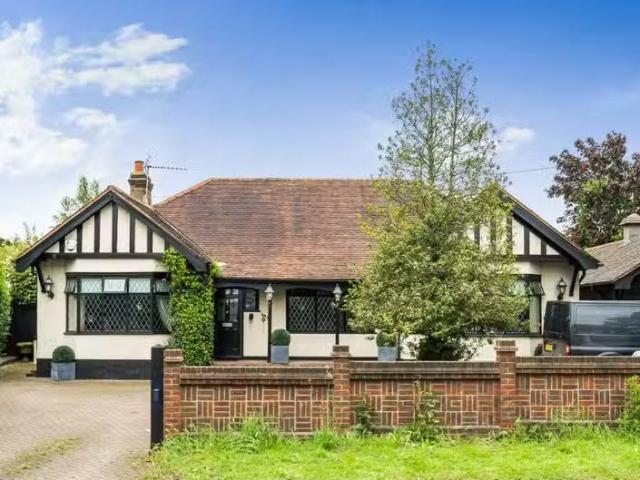 2 bedroom detached house for sale in Sewardstone Road, Chingfo.