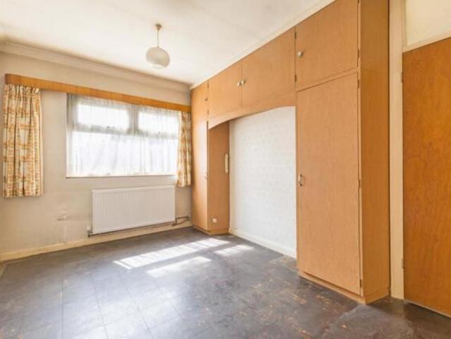 2 bedroom detached house for sale in Seacourt Road, Langley, SL3