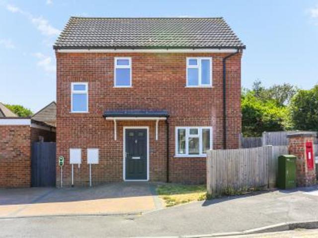 2 bedroom Detached house To Let