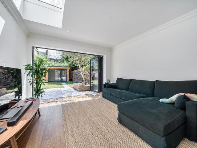 2 bedroom detached house to rent