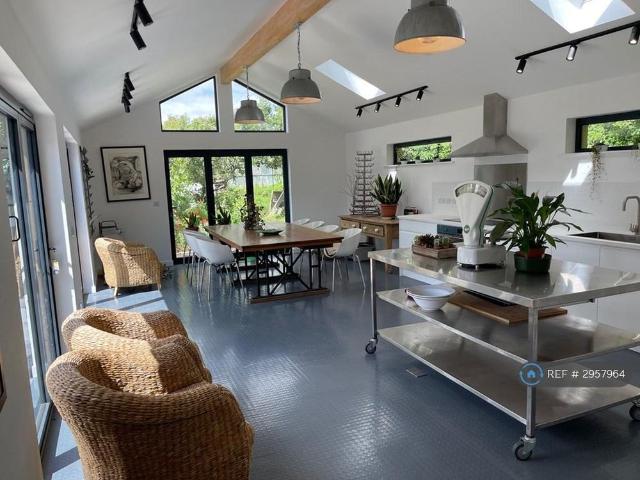 2 bedroom detached house to rent
