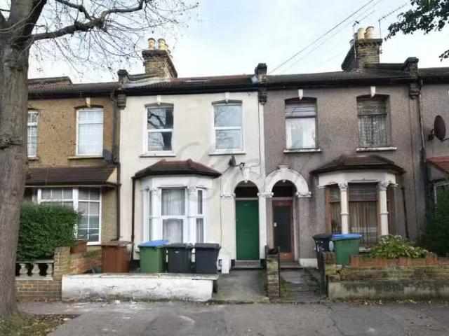 2 bedroom duplex for rent in Cheneys Road, Leytonstone, E11