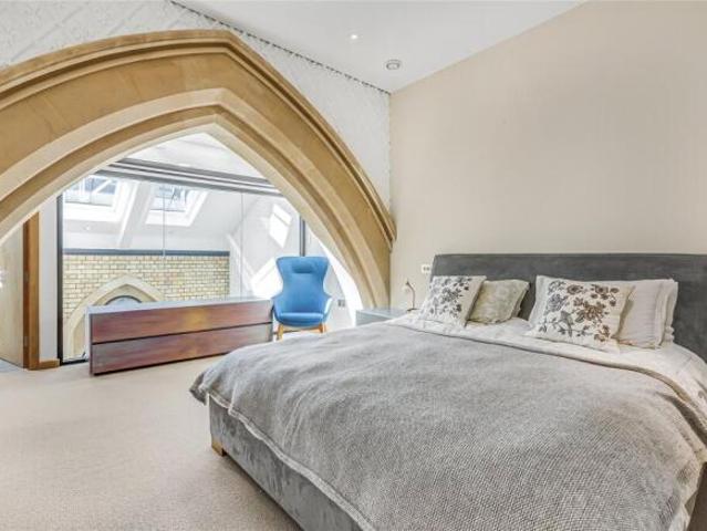 2 bedroom duplex for rent in Station Road, Teddington, TW11