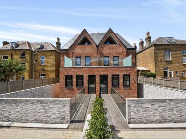 2 bedroom duplex for rent in The Ridgeway, London, EN2