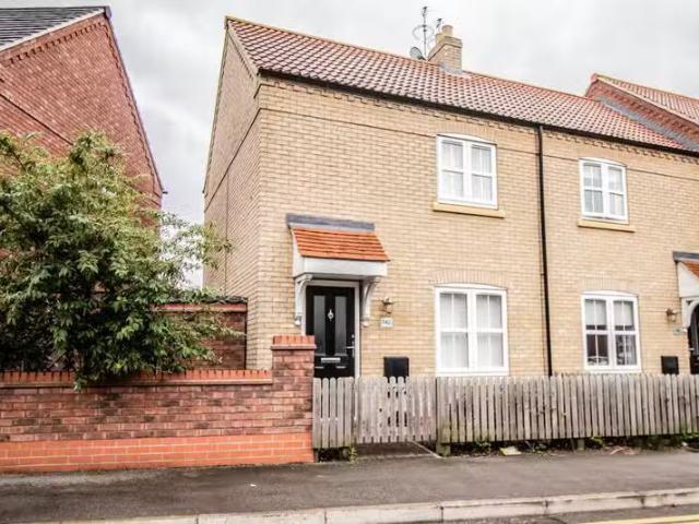 2 bedroom end of terrace house for rent in 142 Shinewater Park.
