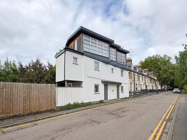 2 bedroom end of terrace house for rent in Carlyle Road, Cambr.