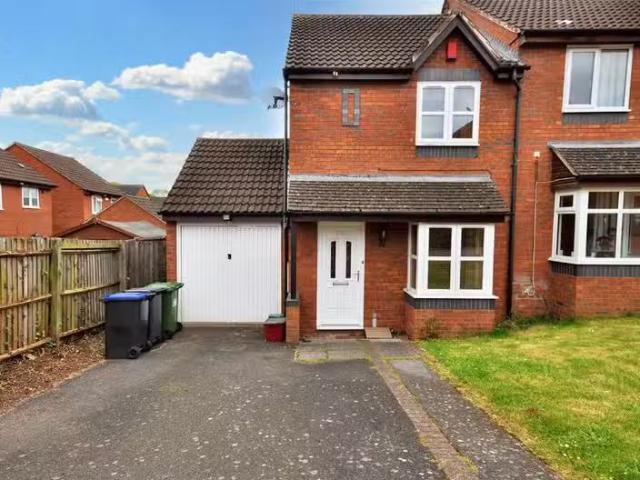 2 bedroom end of terrace house for rent in Chesterton Drive, L.