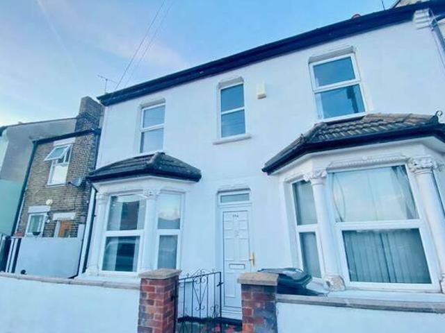 2 bedroom end of terrace house for rent in Cherry Orchard Road Croydon CR0