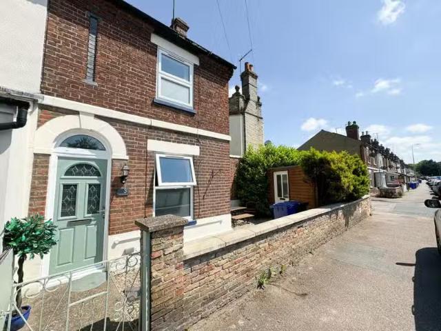 2 bedroom end of terrace house for rent in Cheveley Road Newma.