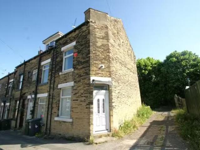 2 bedroom end of terrace house for rent in Alma Street, Sticke.